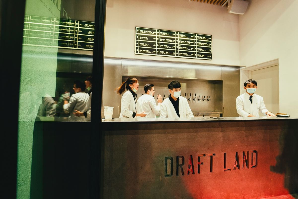亞洲首創汲飲雞尾酒「Draft Land」！單杯拿了就走，下班續攤首戰就這裡|調酒、雞尾酒、汲飲雞尾酒、Draft Land、拉吧| 酒酒窩